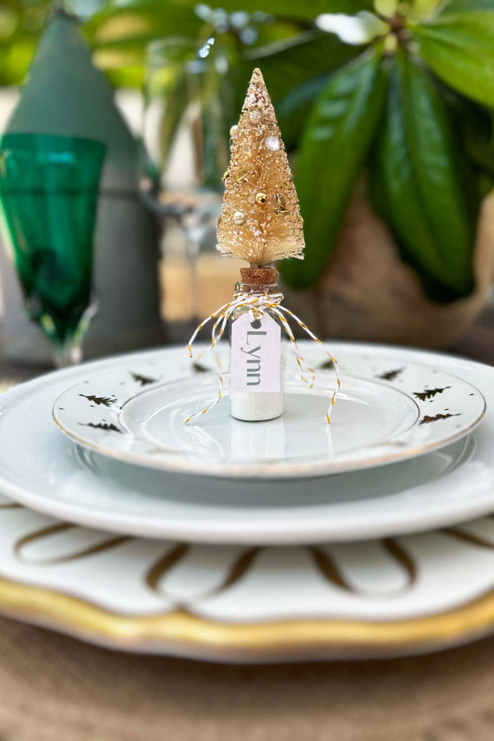 21 Easy DIY Christmas Place Card Holders for Your Table