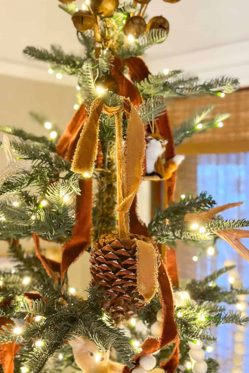 21 Easy and Cozy Neutral Christmas Tree Decor Ideas