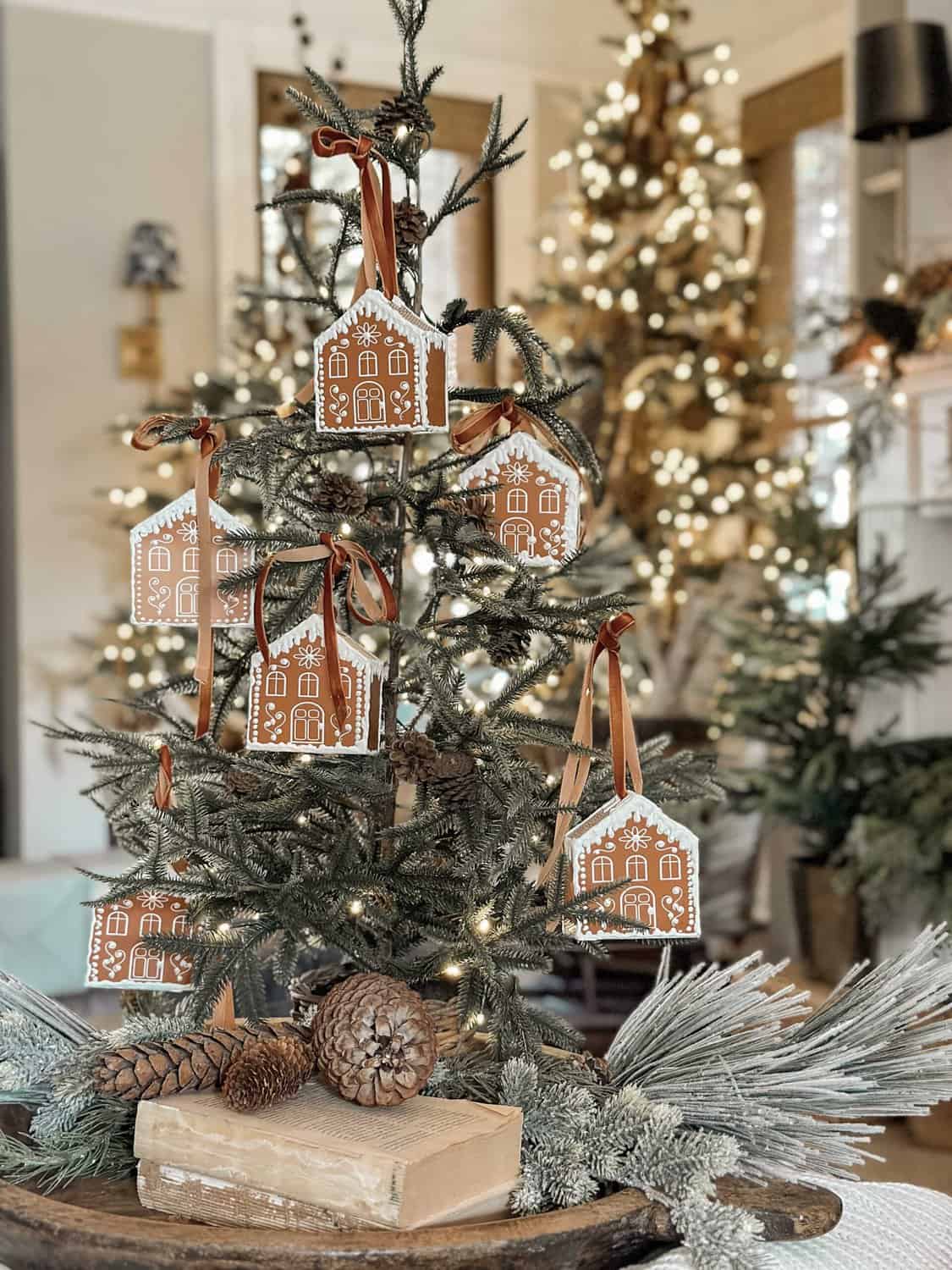 19 Easy and Cozy Neutral Christmas Tree Decor Ideas