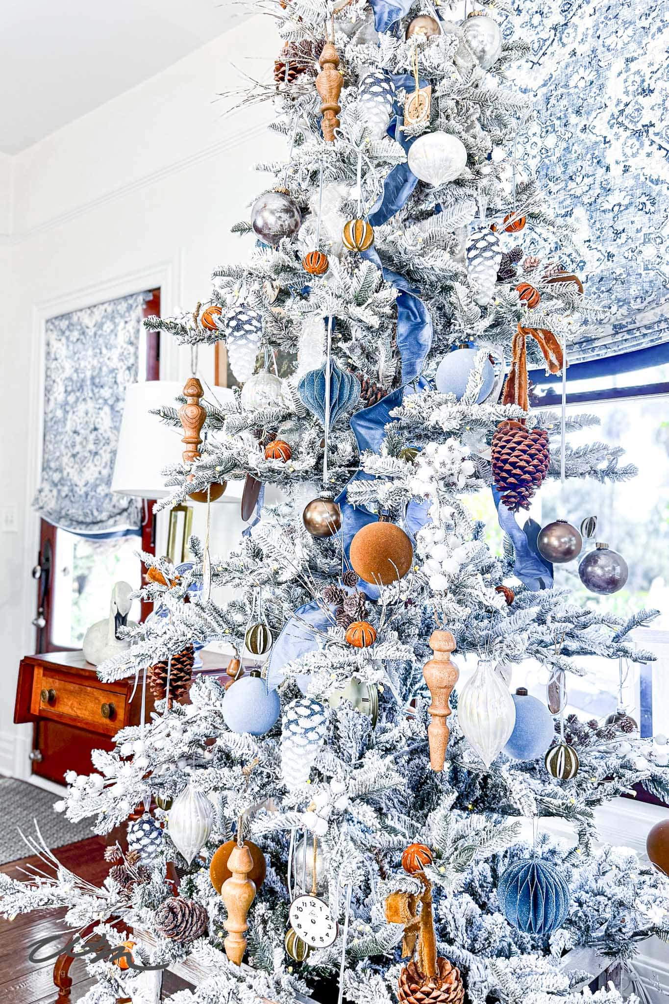 How to Decorate a Flocked Christmas Tree With Designer Tips
