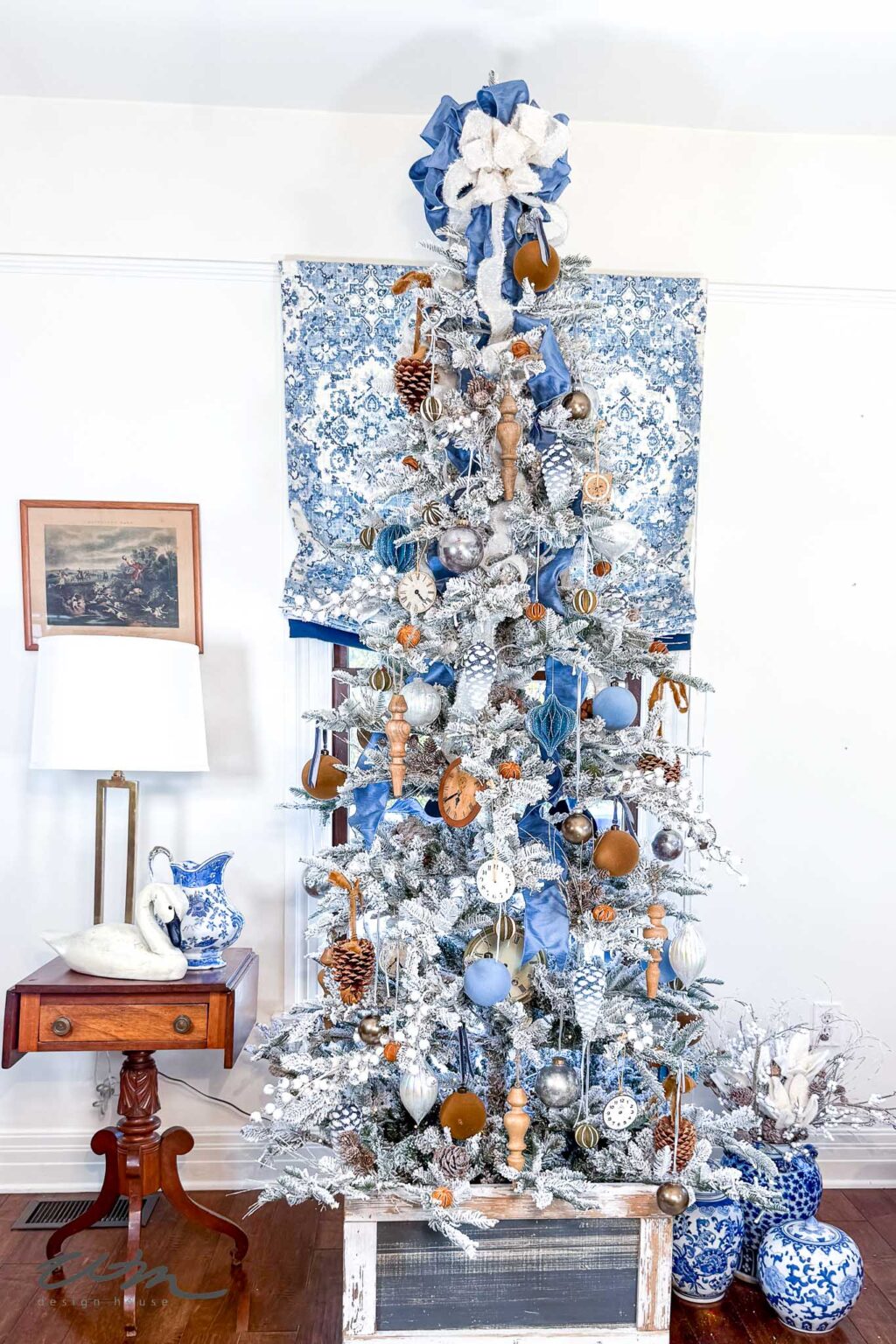 How to Decorate a Flocked Christmas Tree With Designer Tips